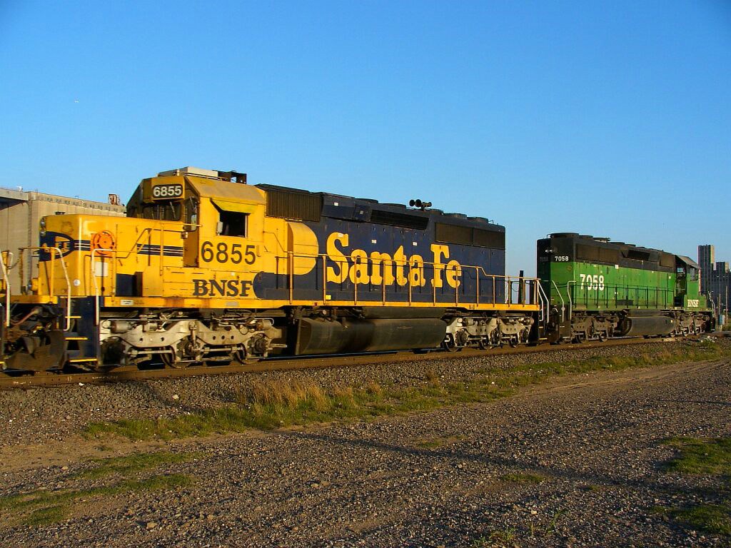 BNSF 6855 & BNSF 7058